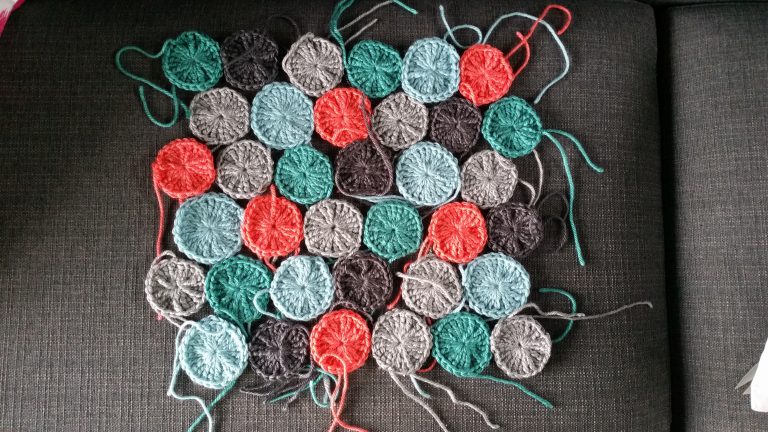 Crocheted Yo-Yo Pillow (FREE pattern!)... and giveaway... - Sugar Bee ...