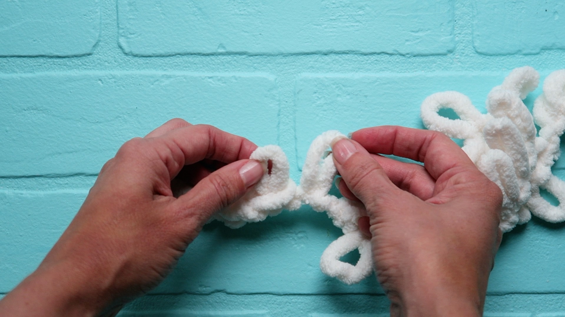 How to make a Chunky Finger Looping Hat - Sugar Bee Crafts